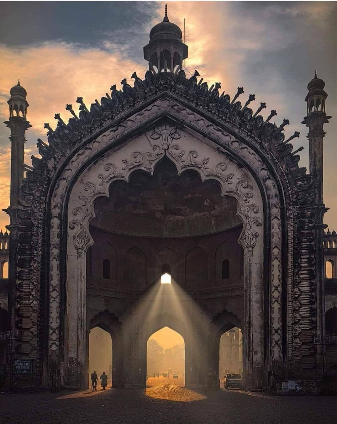 Rumi Darwaza, Lucknow | Scrolller