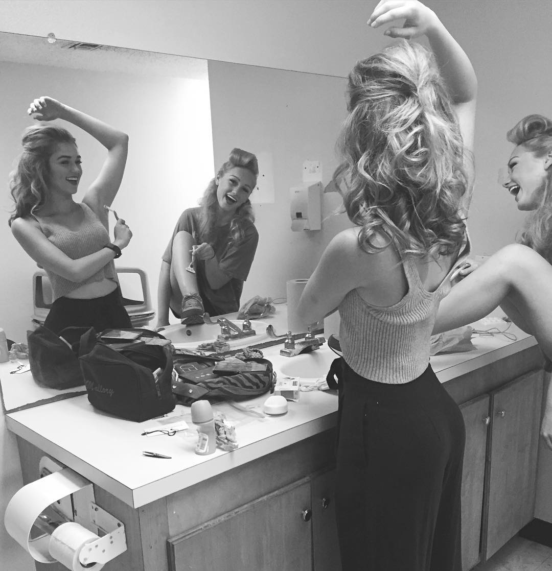 Sadie Robertson Scrolller