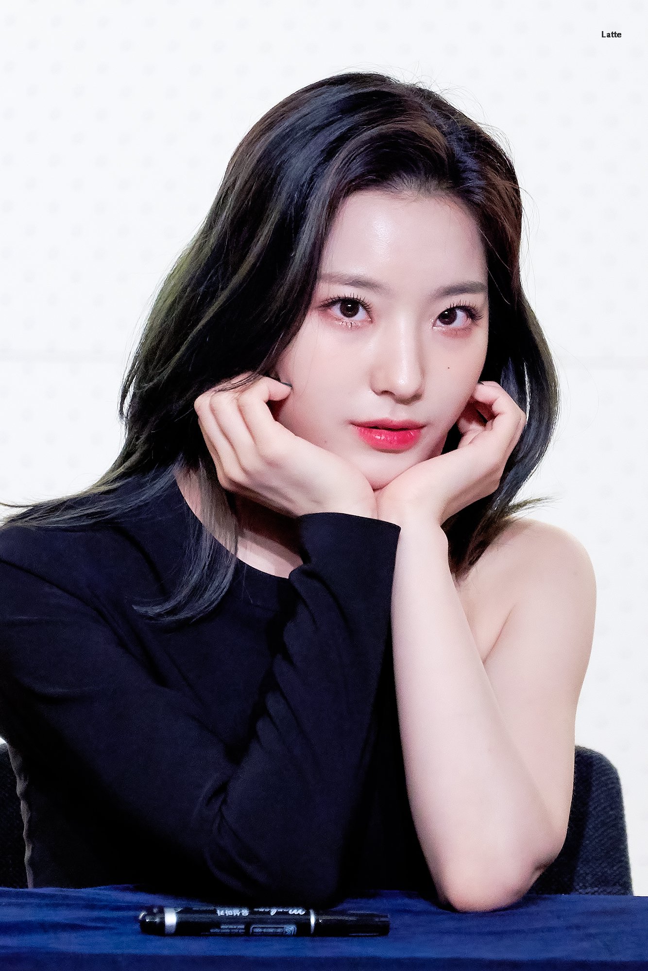 Saerom and her fierce stare | Scrolller