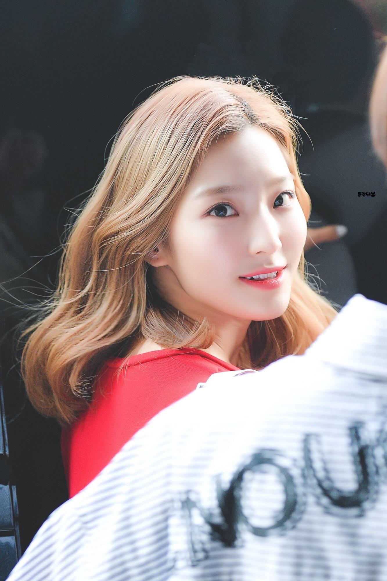 Saerom Looking Back At You Scrolller saerom-looking-back-at-you-scrolller