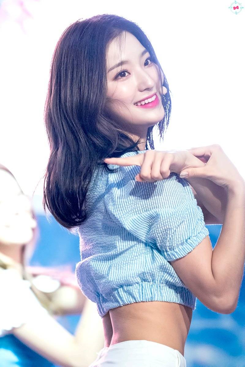 Saerom pointing to the left | Scrolller