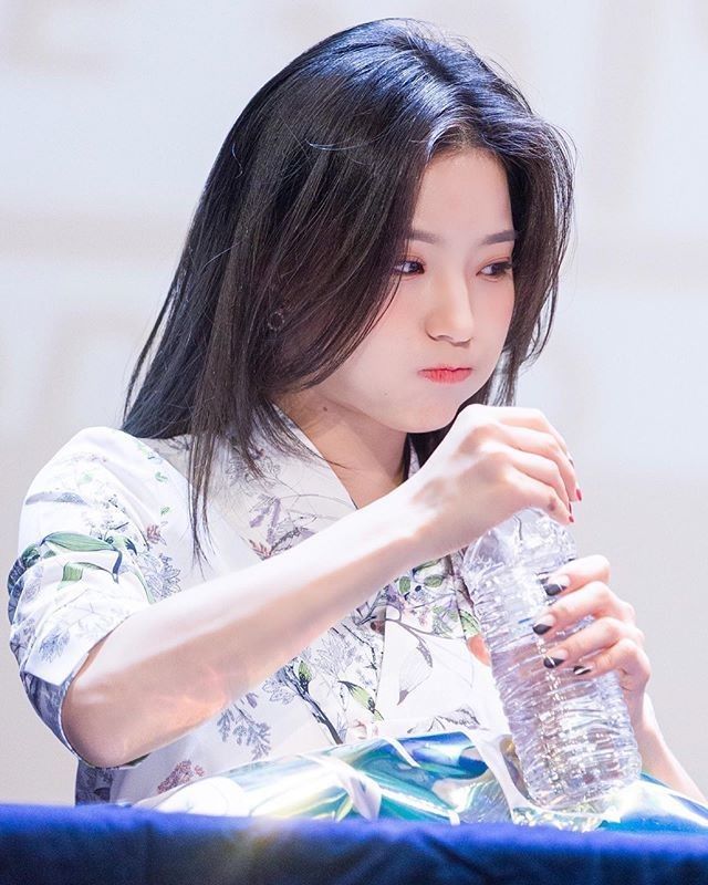 Saerom taking a BIG sip | Scrolller