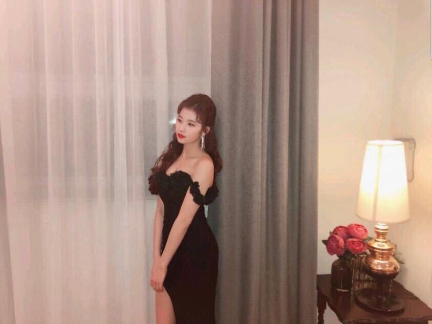 Sana in a strapless black Dress - Leaked Photo for the upcoming Dome Tour | Scrolller
