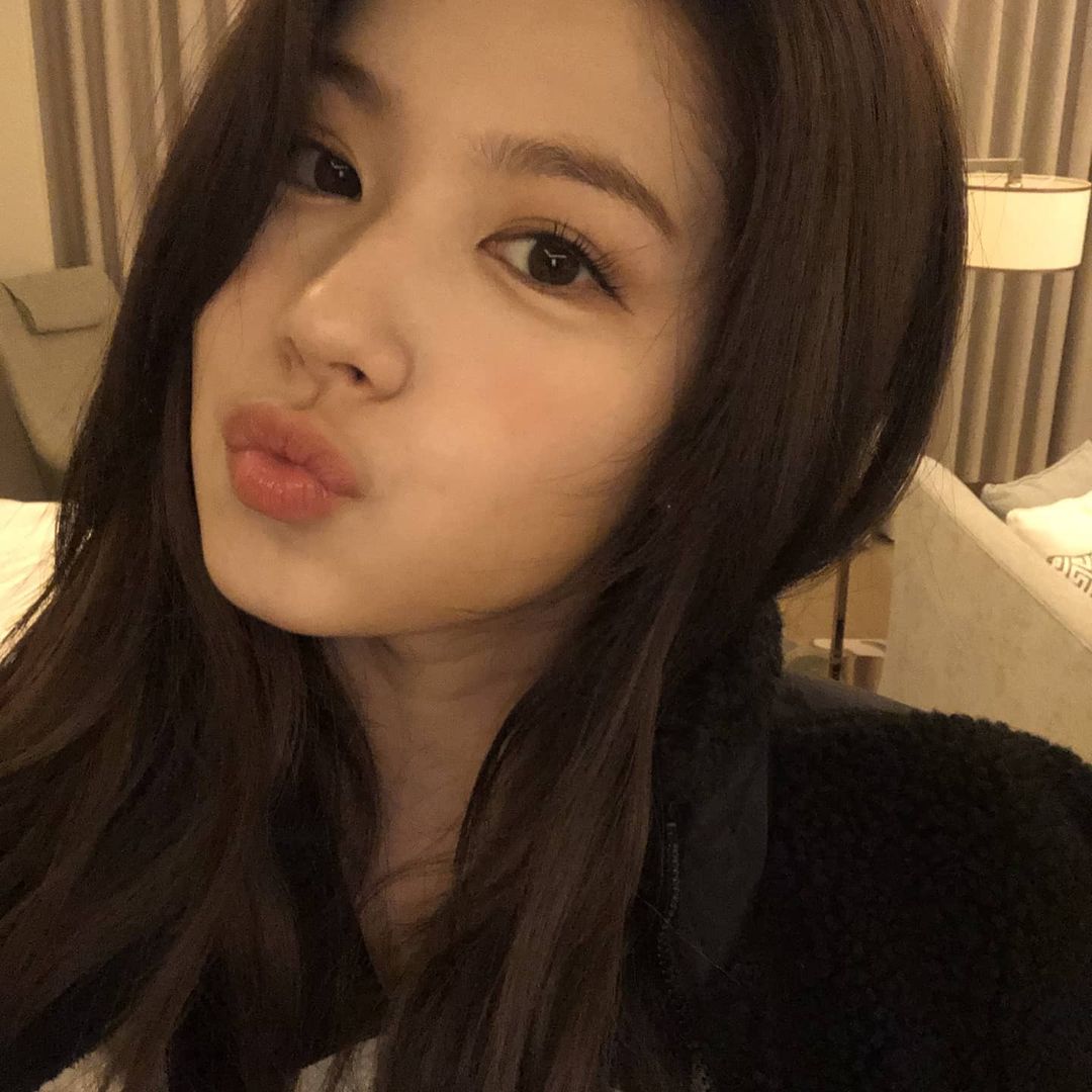Sana selca | Scrolller