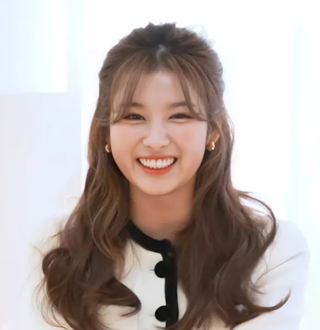 Sana - white suit jacket | Scrolller