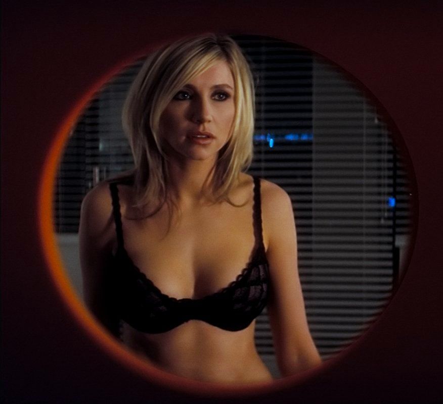 Sarah in her bra | Scrolller