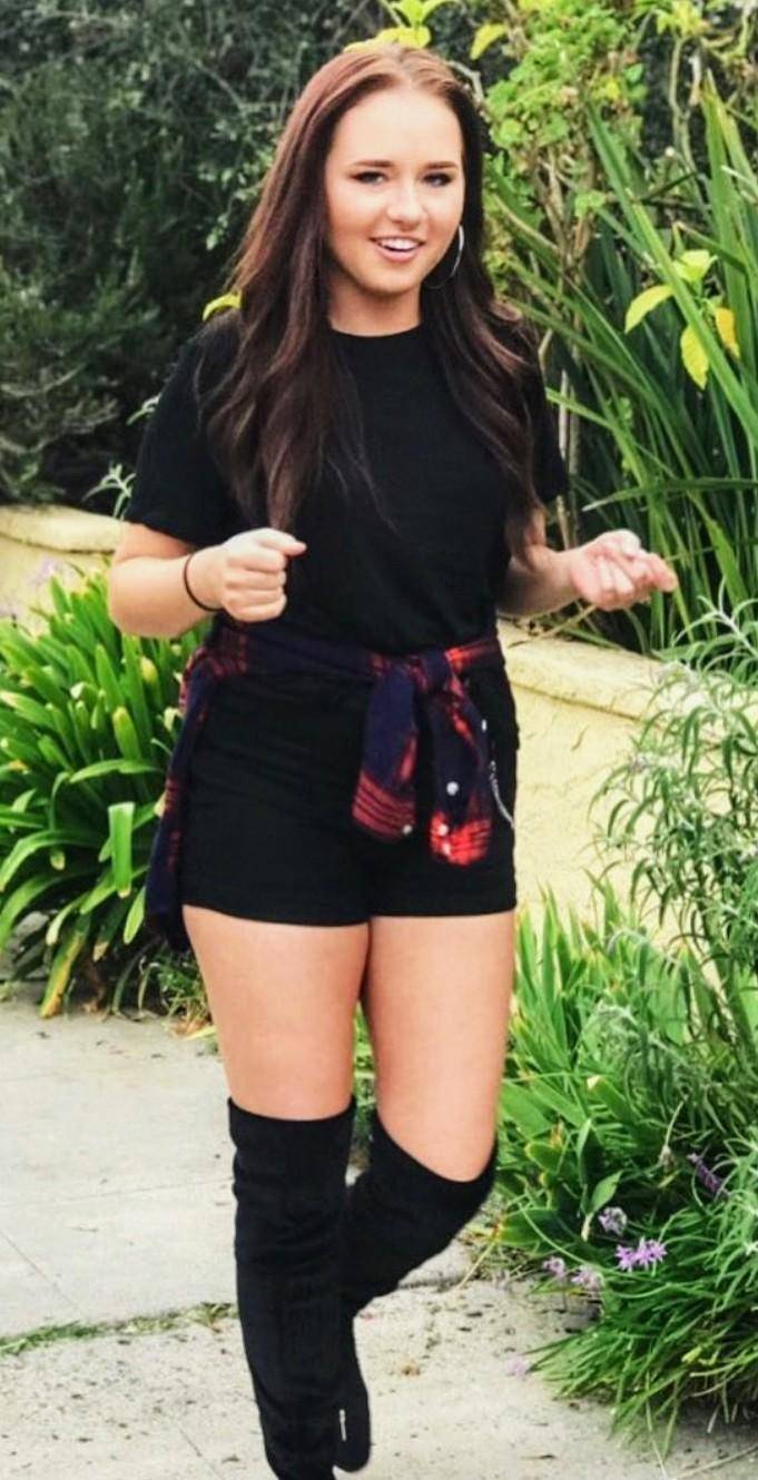 Sarah Schauer | Scrolller