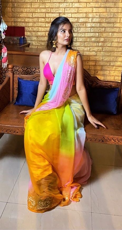 Saree cleavage 🤤 | Scrolller