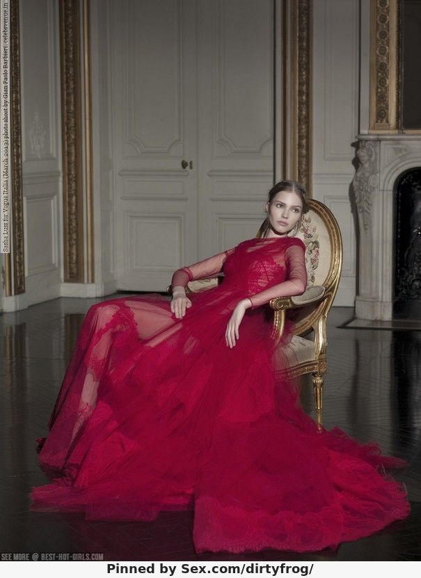 Sasha Luss Scrolller