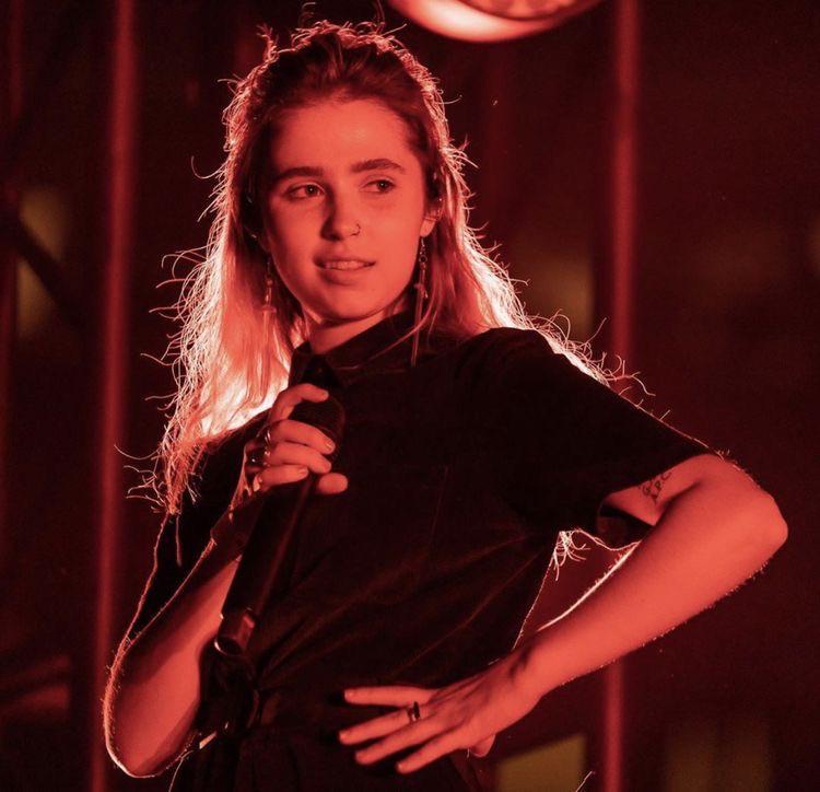 sassy hand placement | Scrolller