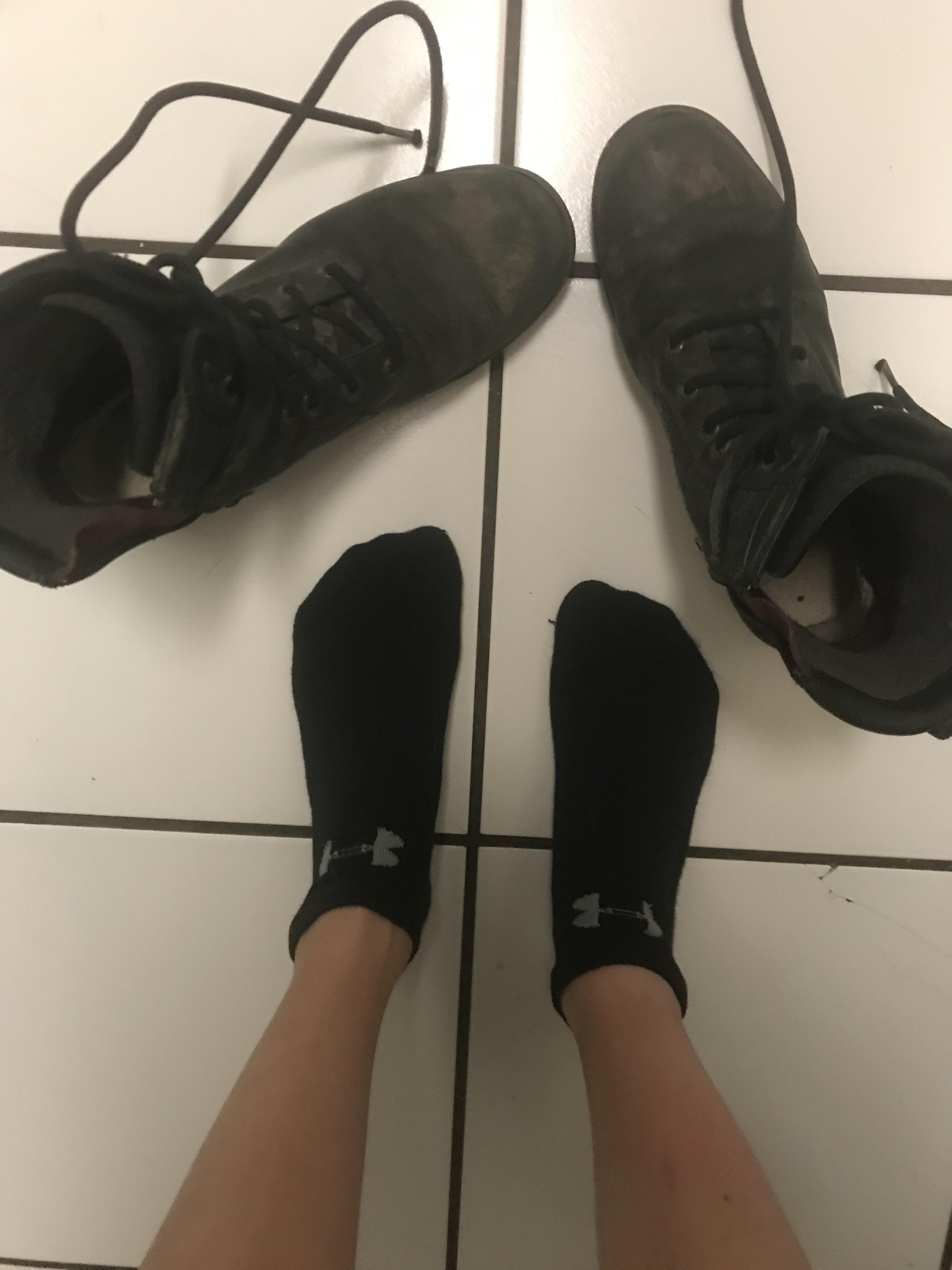 60 degrees, but my feet will be sweating in these winter boots on my hike 🥵 | Scrolller