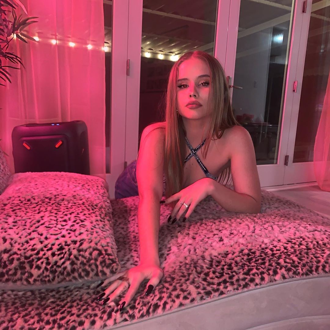 Seductively Waiting | Scrolller