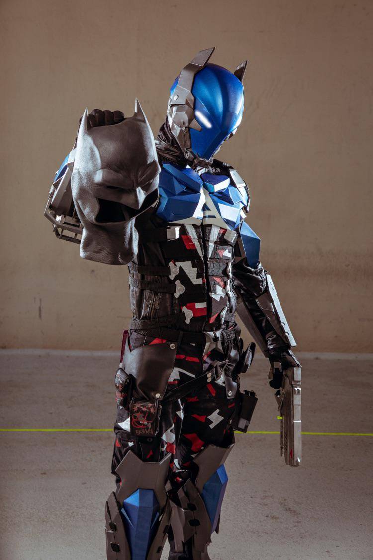 [self] [cosplay] Arkham Knight got the Batman 😈🦇 | Scrolller