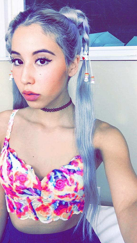 (Self) tried on my homegirls choker lol. Felt cute asf | Scrolller