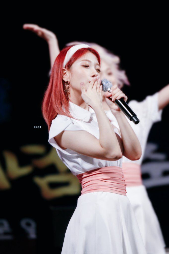 Seoyeon blows a kiss | Scrolller