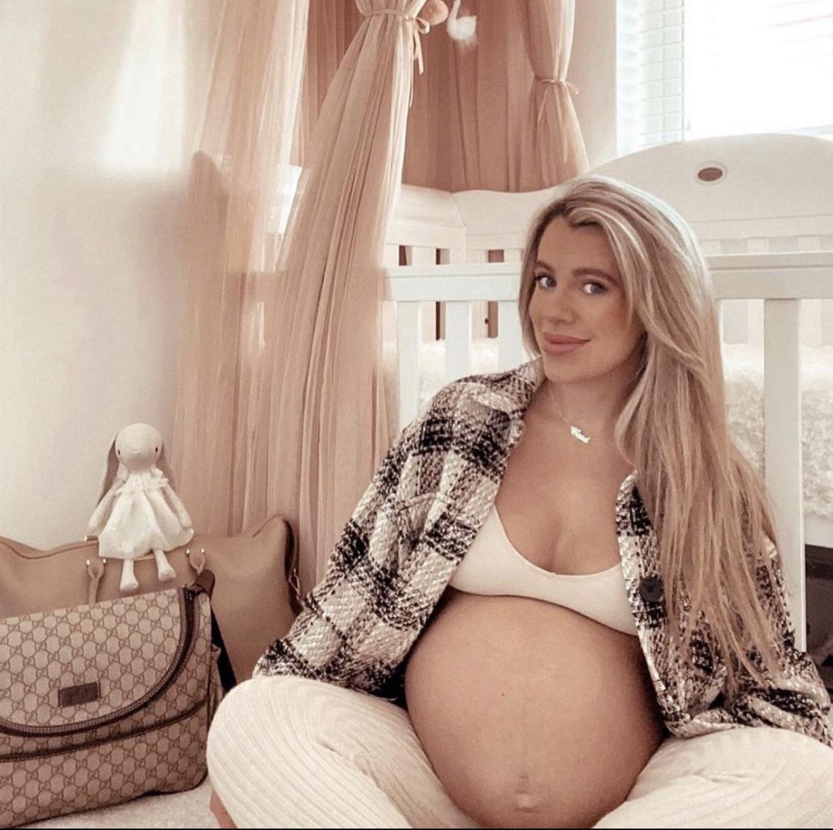 Sexy and pregnant | Scrolller