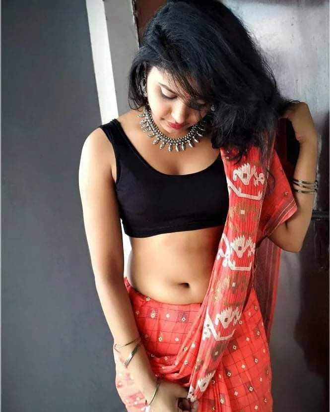 Sexy girl open her saree | Scrolller
