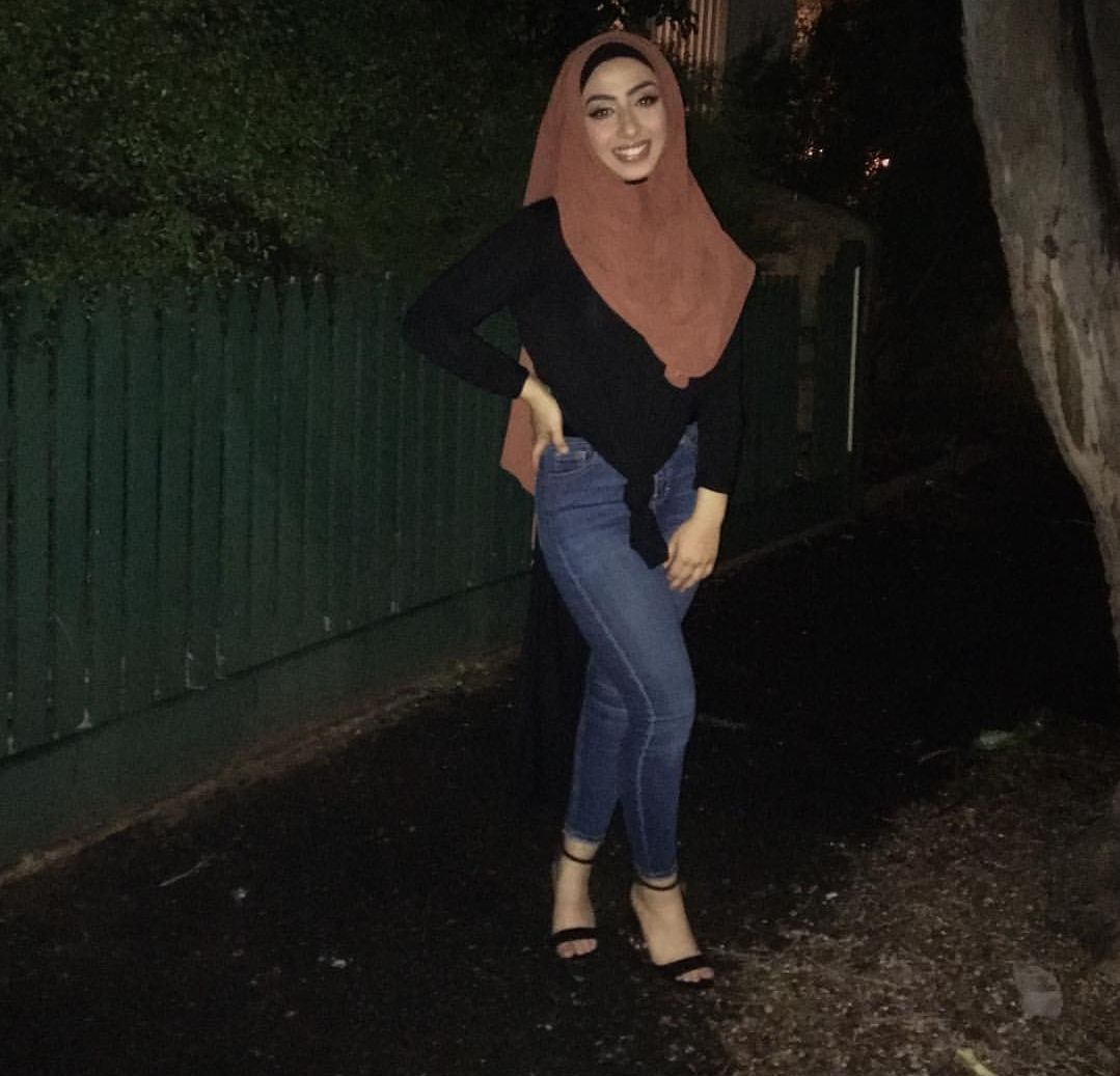Sexy Hijabi Scrolller