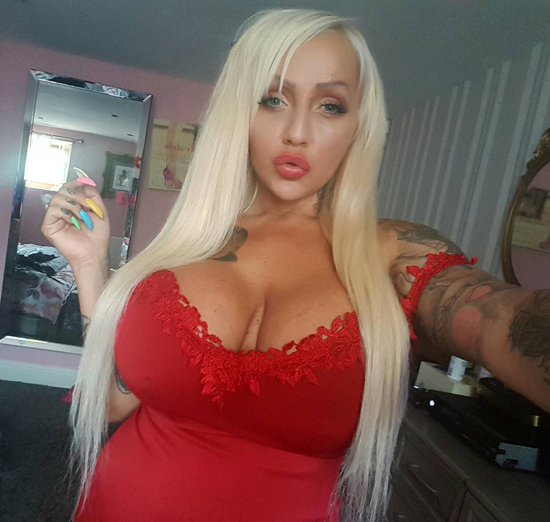 Sexy in red | Scrolller