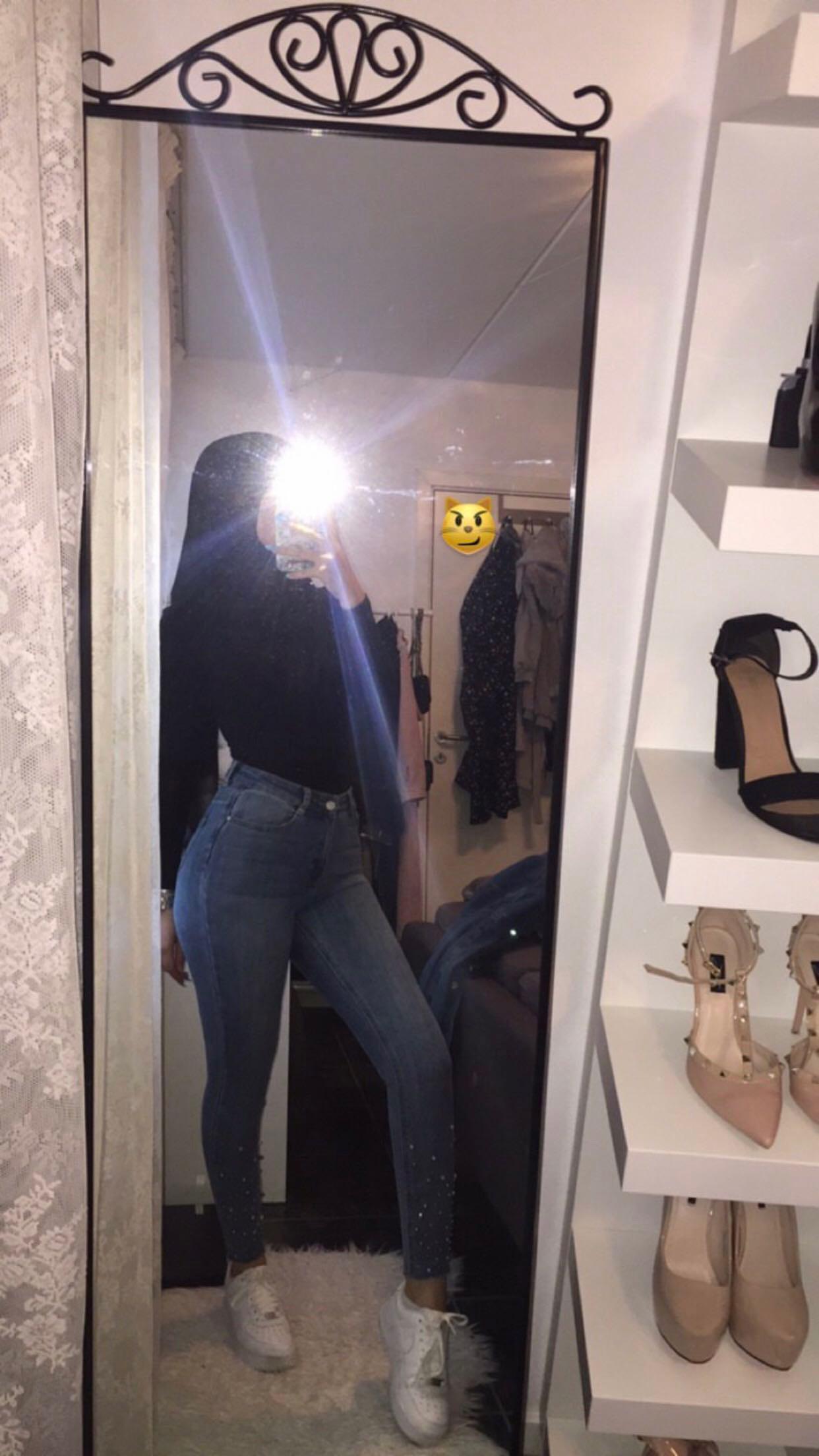 Sexy legs😈 | Scrolller