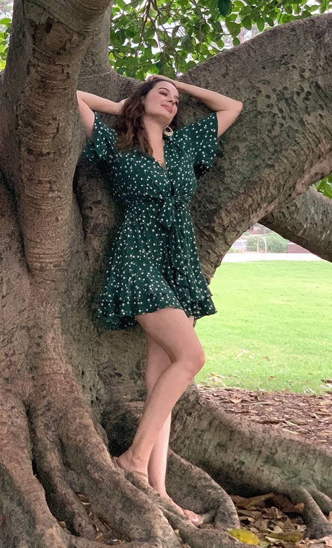 Sexy legs of Evelyn Sharma | Scrolller