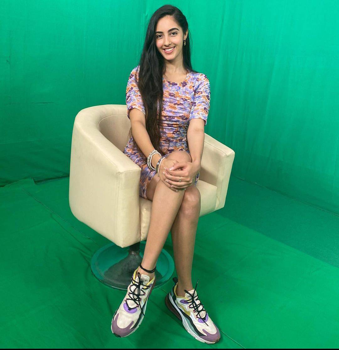 Sexy legs of Simrat Kaur | Scrolller