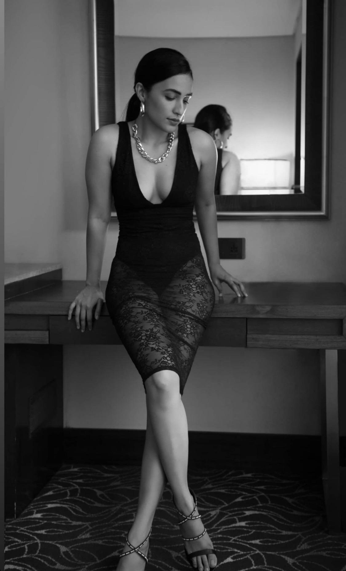 Sexy serin George | Scrolller