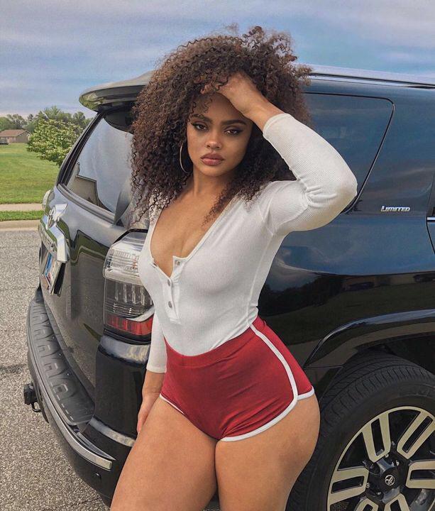 Sexy thick thighs and side booty🍑🍑😍 | Scrolller