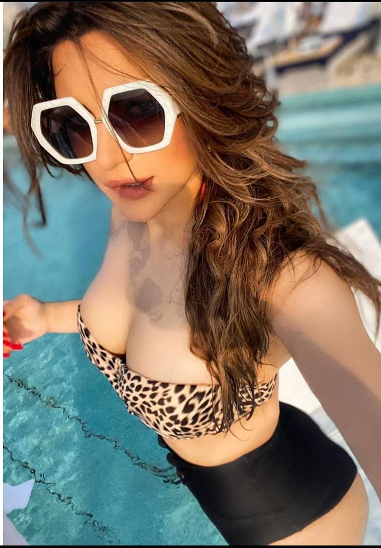 Shama Sikander offering her mangoes | Scrolller