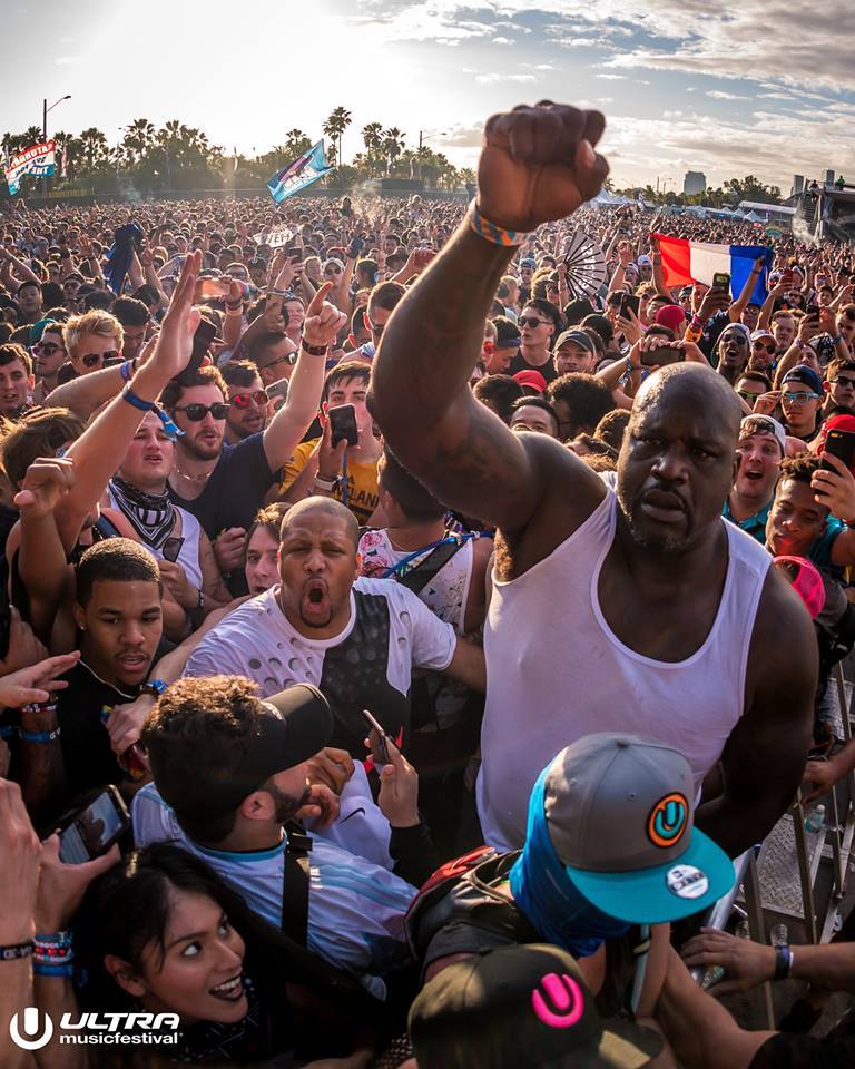 Shaq Holding A Fist | Scrolller