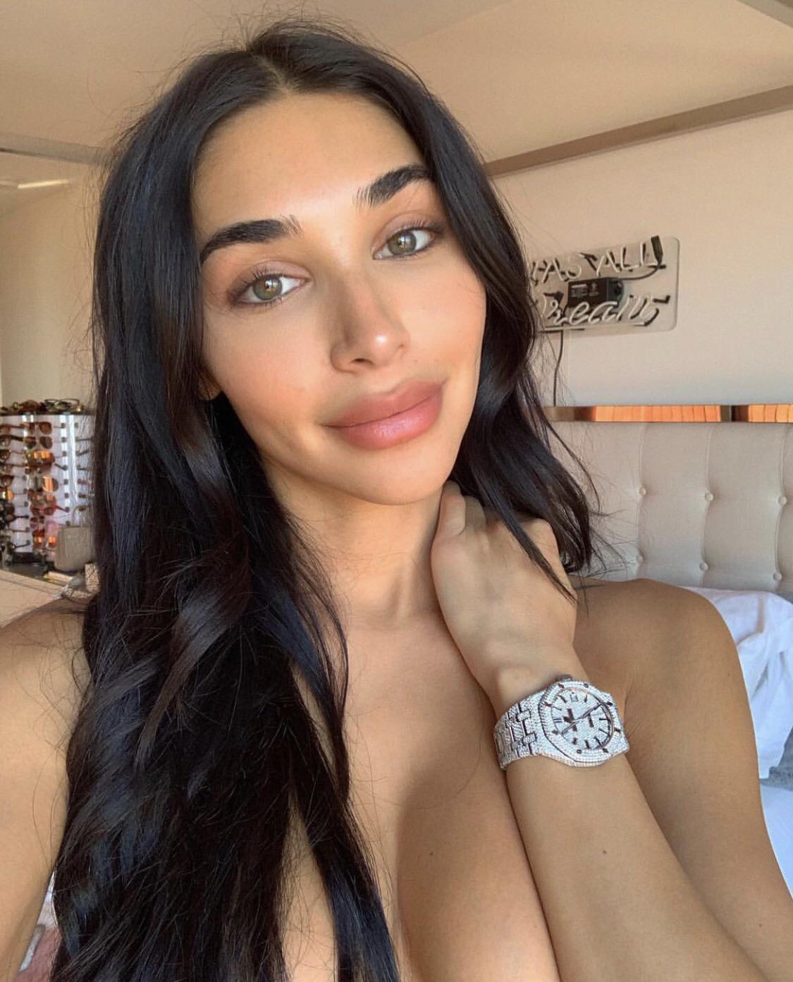 She a baddie | Scrolller