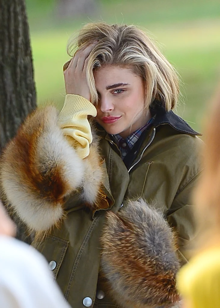 She can hide, but we see you Chloë. | Scrolller