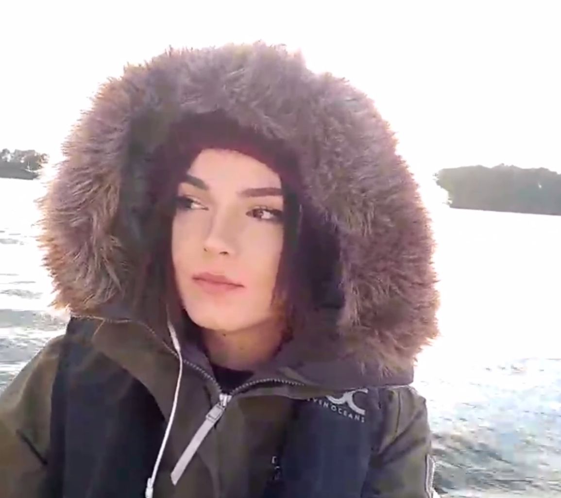 She do be pretty tho. | Scrolller