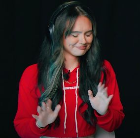 SHE DO BE VIBIN | Scrolller