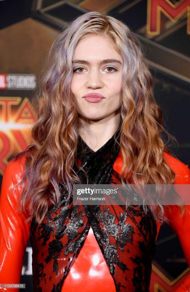 she looked very nervous while they were taking pics of her :( anyways ...