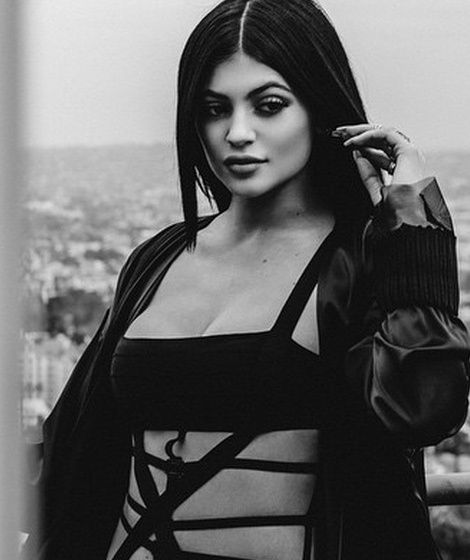 She looks good in anything | Scrolller