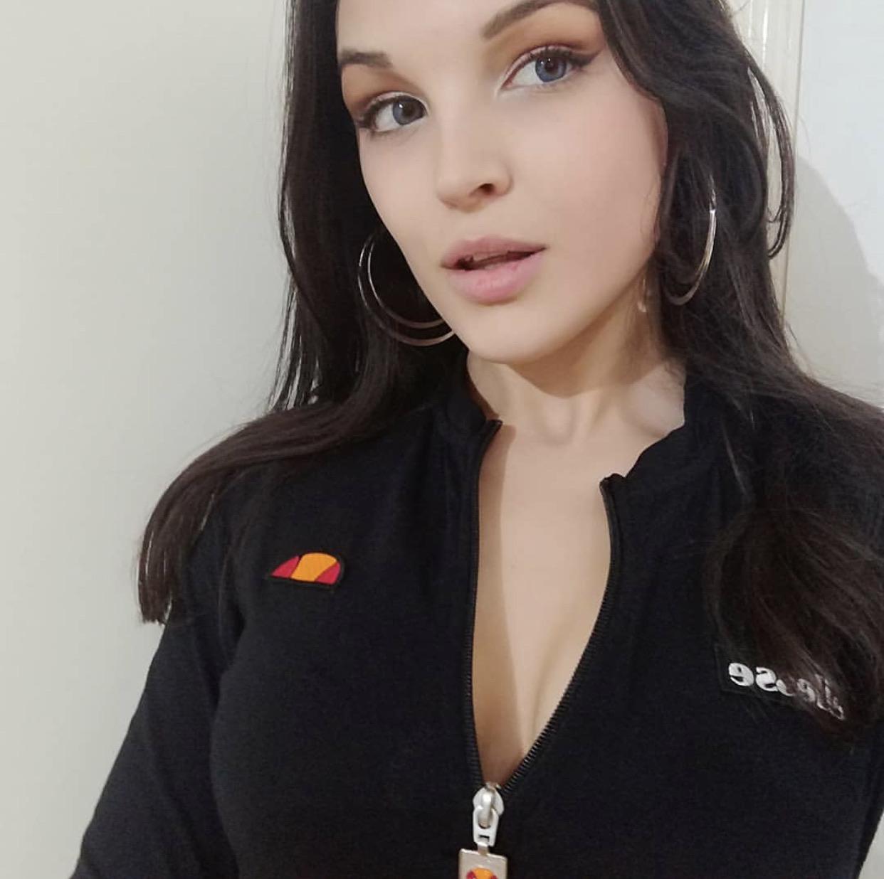 Shes So Hot Scrolller