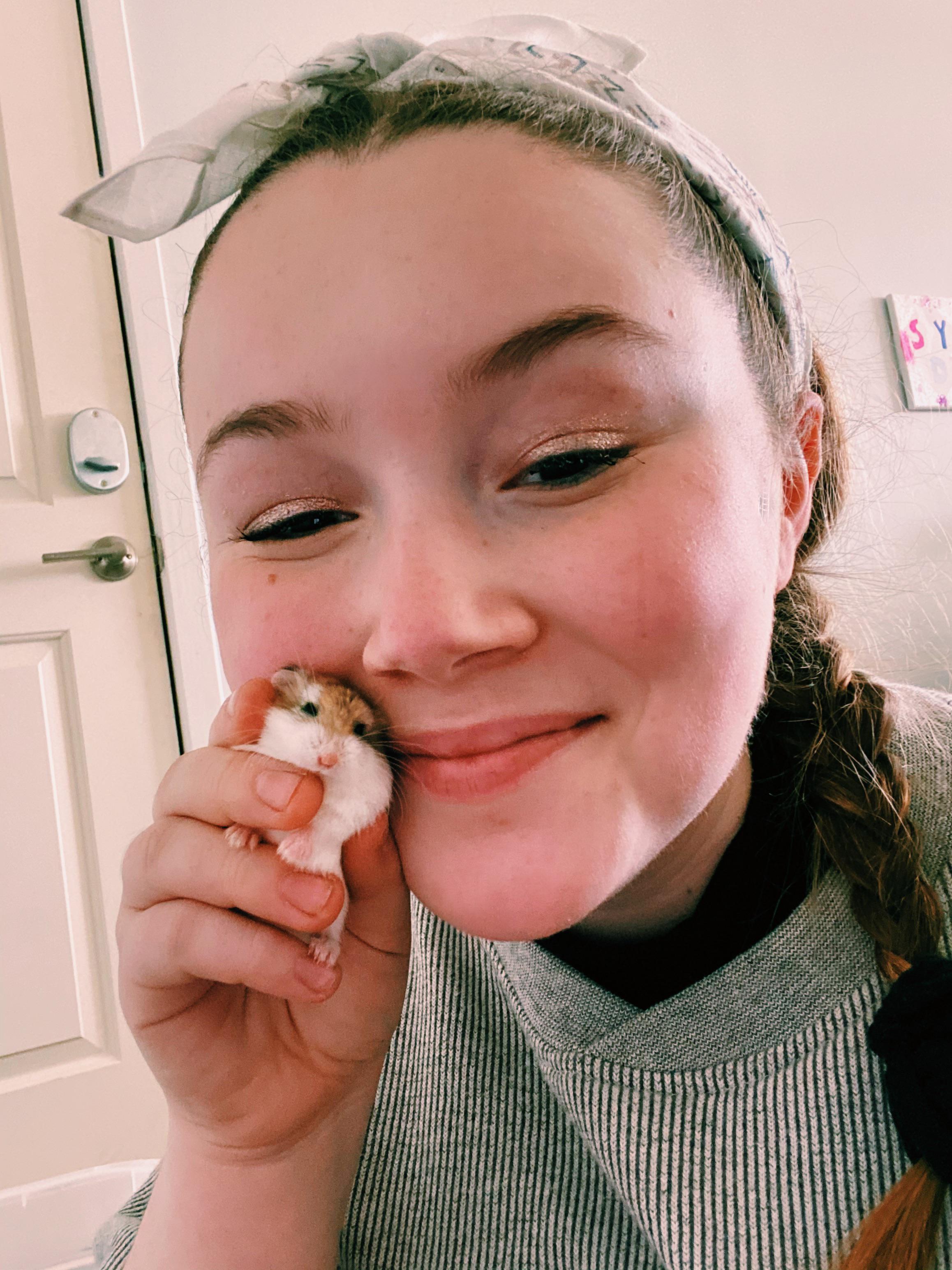 she’s so tiny!!! | Scrolller