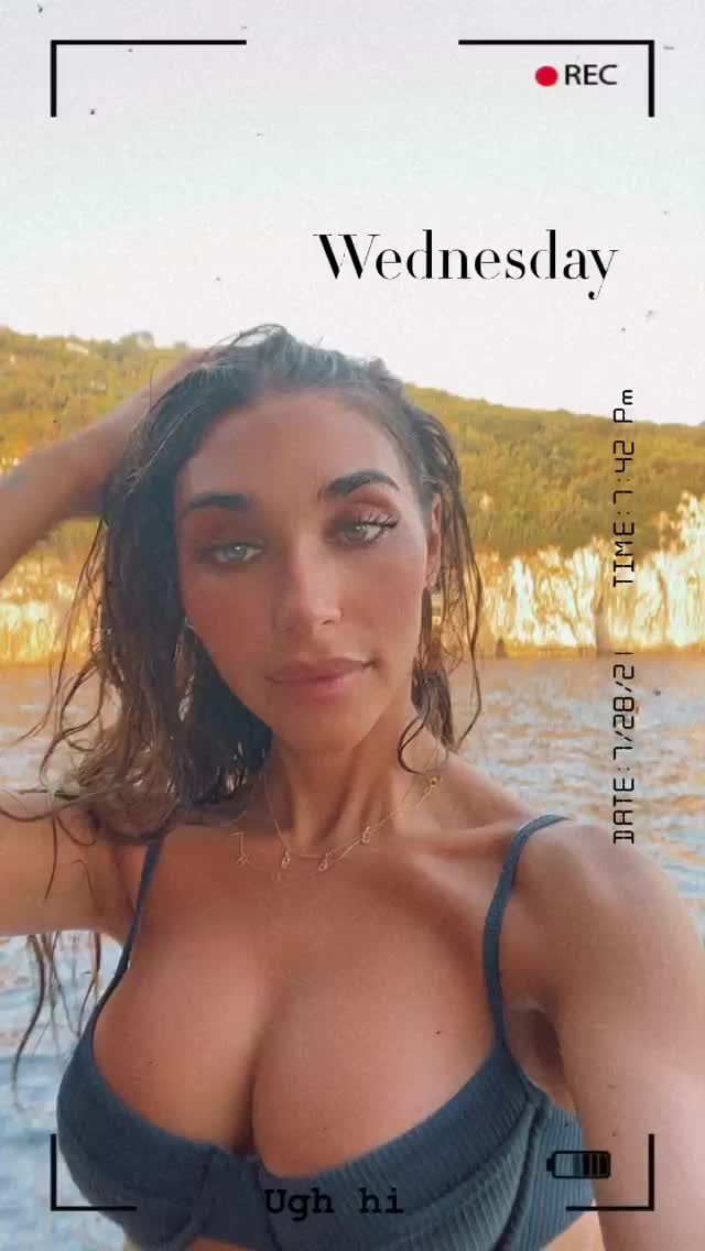 She's a 10 | Scrolller