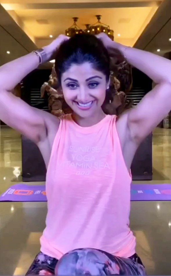 Shilpa Aunty showing her honey 🍯 pits 😋 Would your rub your nose ...