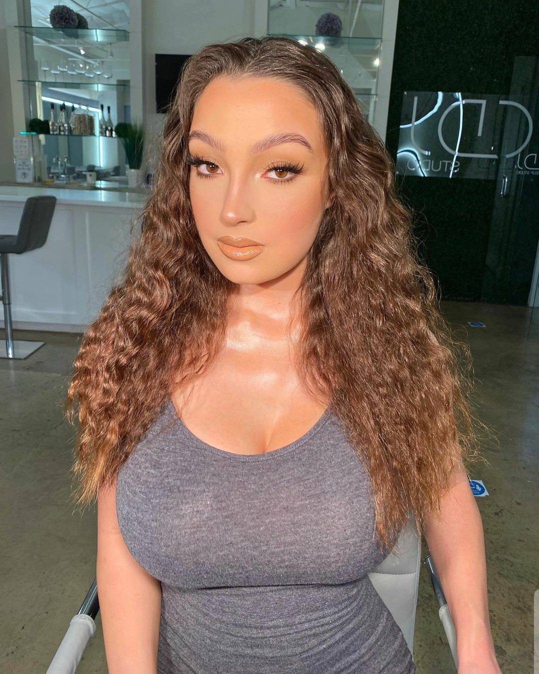 Shiney neck | Scrolller