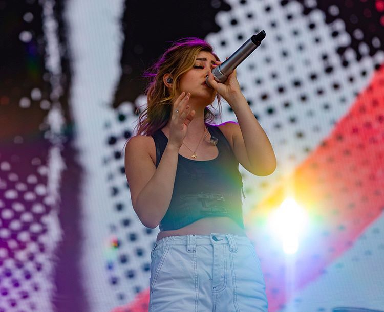 Shining bright, reading festival | Scrolller