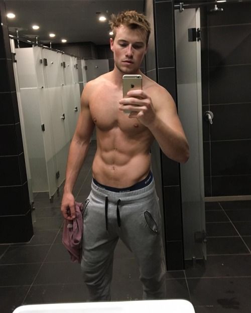 Shirtless In The Locker Room X Post Rguysinsweatpants Scrolller