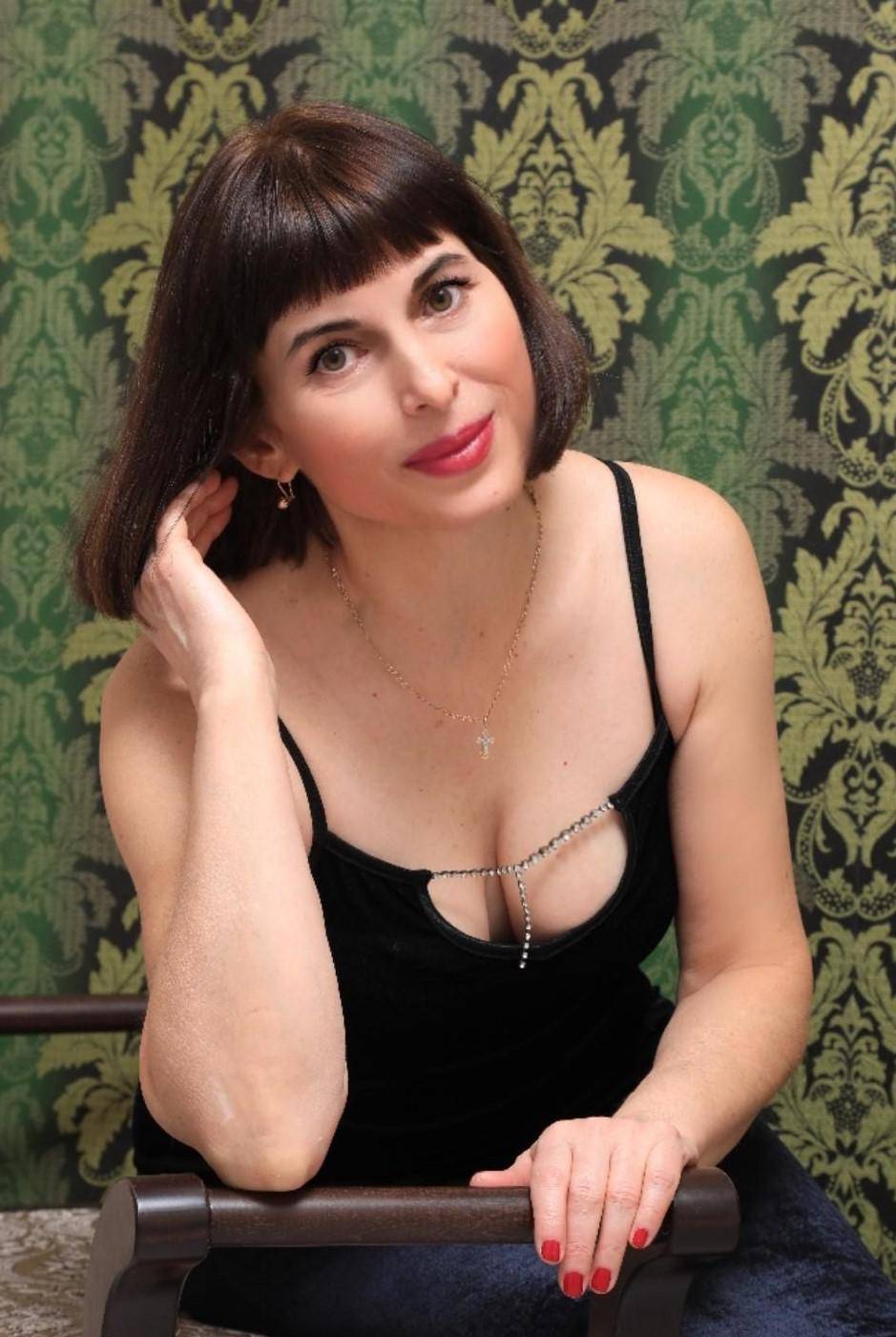 Short hair woman [F57] | Scrolller