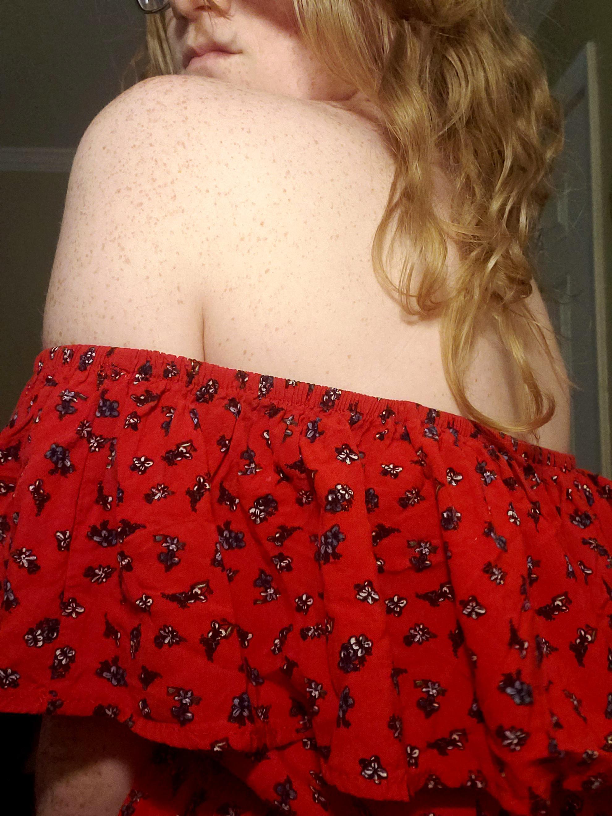 Shoulder freckles | Scrolller