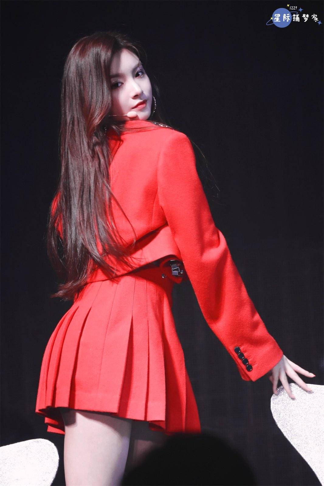 Shoulder Look | Scrolller