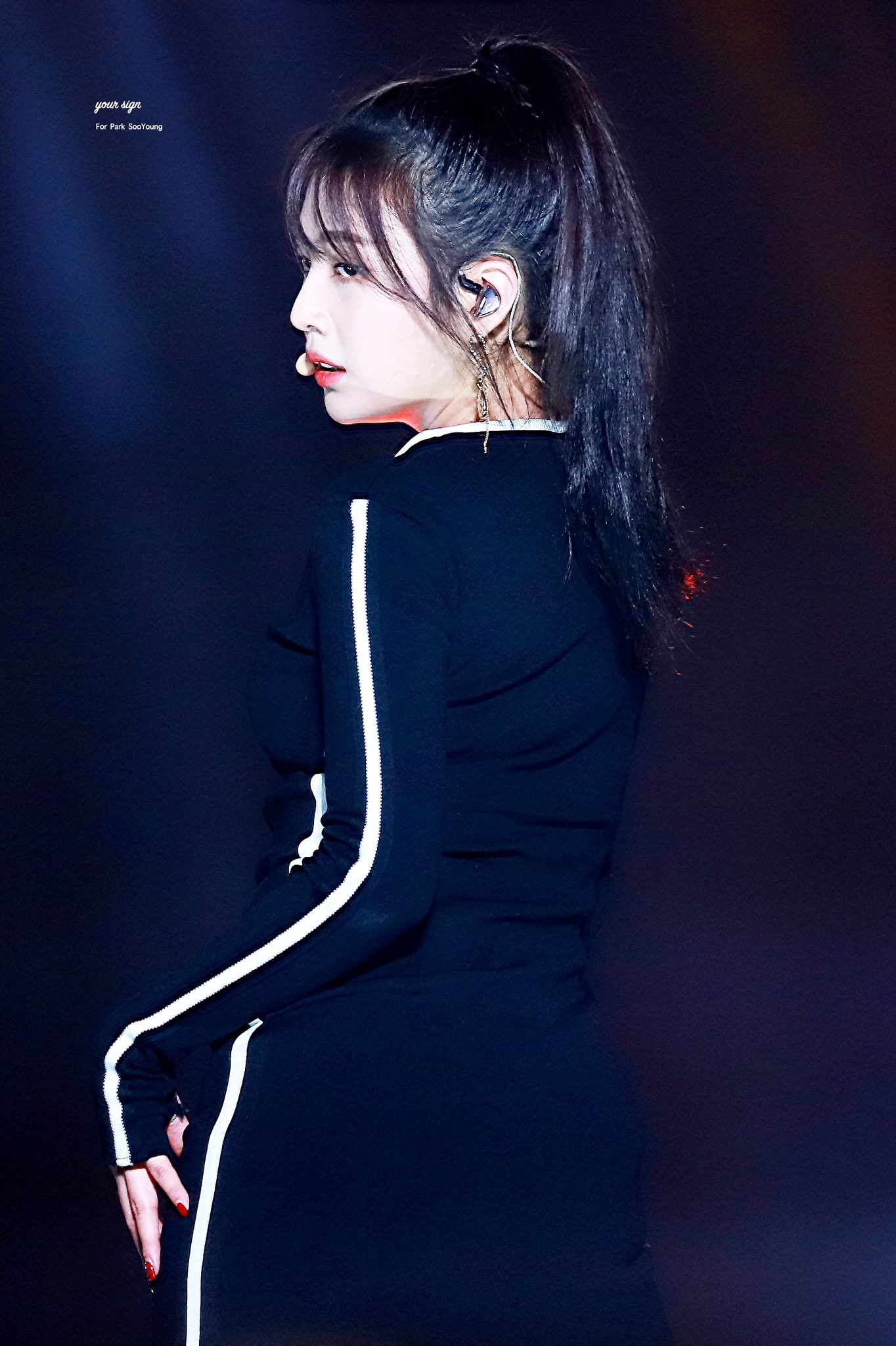 Shoulder Look Joy | Scrolller