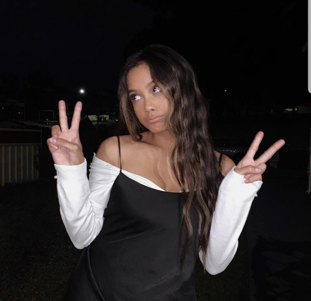 Show us what's under there | Scrolller