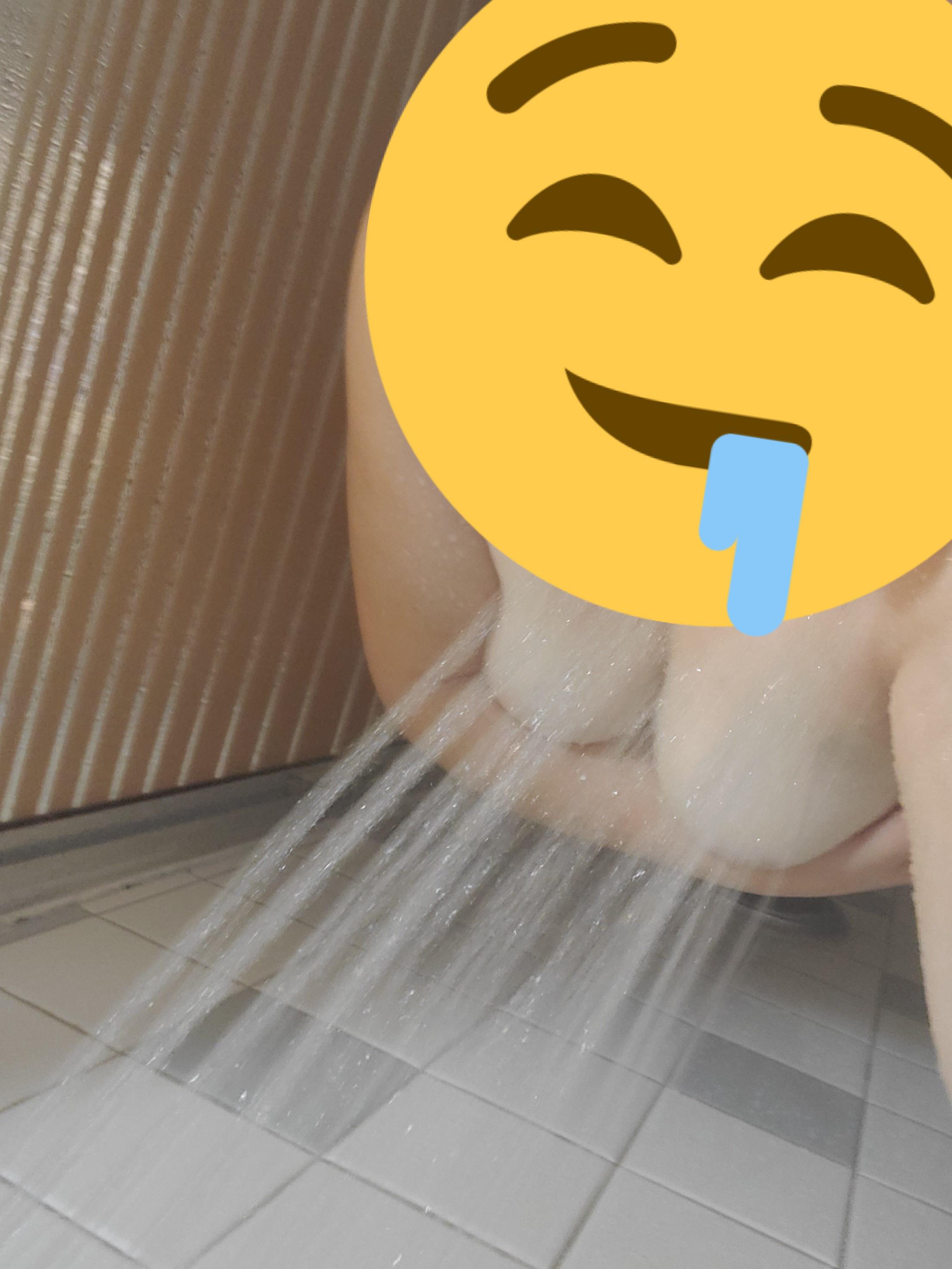 shower buddy? 🛁 | Scrolller