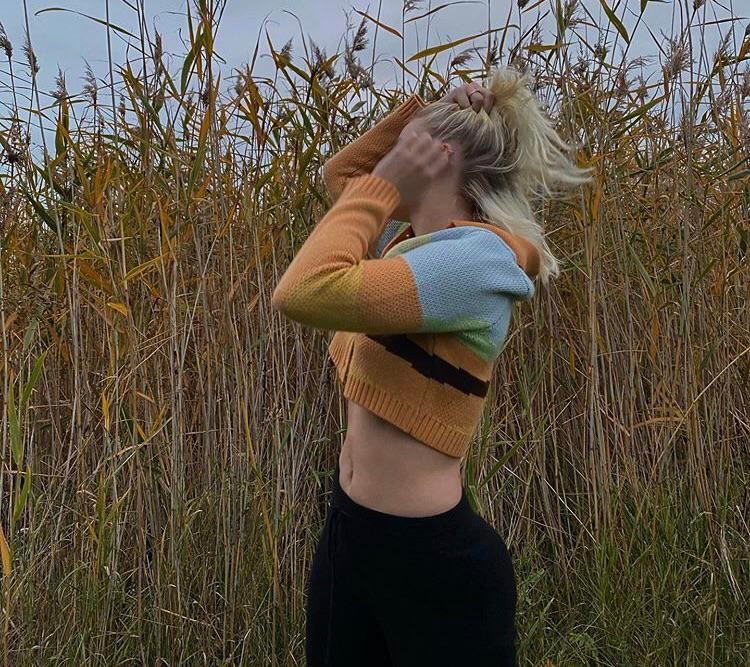 Showin her belly | Scrolller